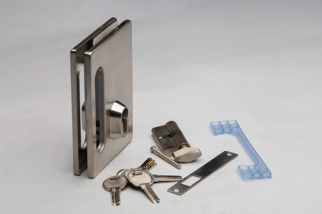 SLIDING/ FOLDING FRAMELESS DOOR LOCK - Naqiyah